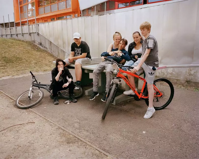 Ellie (tredje til venstre) med Brandon, Luke, Richard, Tayler og Killian utenfor The Link, et ungdoms- og samfunnshus i buene under Harrow Manorway. Fotografering 2018 © Tara Darby