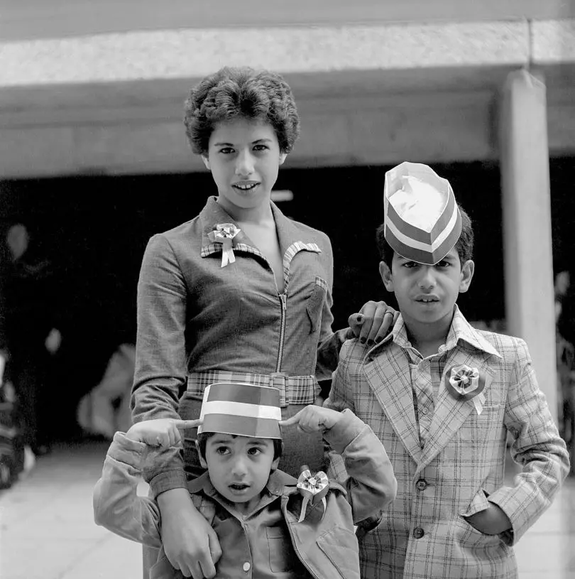 Sheniz Bayraktar (nee Mehmet) ma ona tuagane i le faamanatuina o le Iupeli Siliva a le Masiofo i South Thamesmead. 1977 Ata Ata © George Plemper