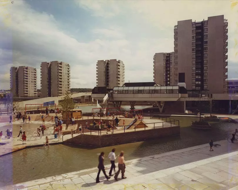 Cov chaw ua si menyuam yaus thiab Lakeside Health Center, Tavy Choj. 1973 © Bexley Local Studies & Archive Center