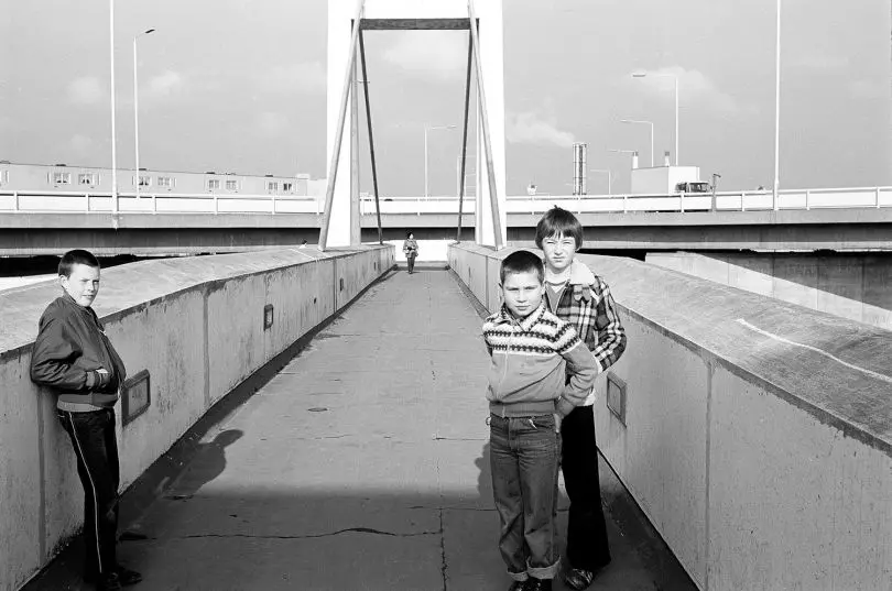 Crossing Eastern Way (A2016), pinaagi sa 'A' Bridge, gitukod niadtong 1973. c.1979 Photography © George Plemper