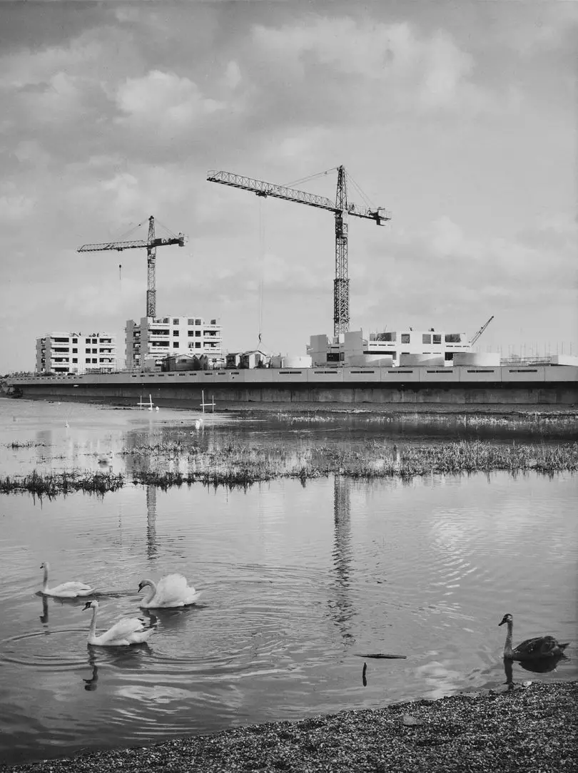 Tógáil túir ar Loch Southmere. 1970 © Cartlann Chathrach Londain