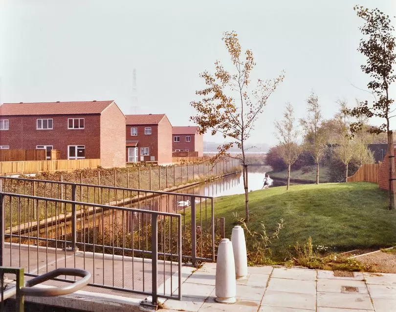 Manordene Road, tawm ntawm Crossway, Cheeb Tsam 5, saib sab qaum teb sab hnub tuaj raws txoj kev dej uas khiav ntawm Moat Gardens mus rau Tump 39 thiab Thamesmead Ecology Study Area. Xyoo 1982 © London Metropolitan Archives