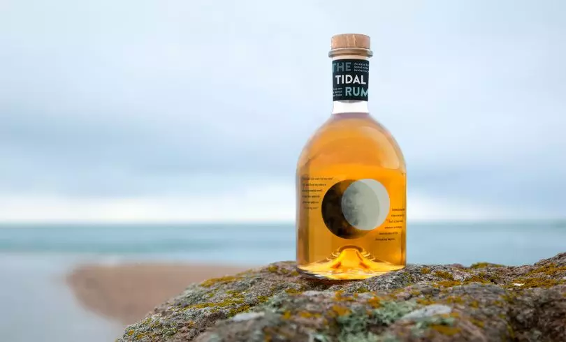 Լյուիս Մոբերլին Tidal Rum-ի համար նախագծում է «մակընթացությունից համբուրված» շիշ 6206_1