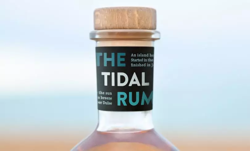 Льюіс Маберлі распрацоўвае бутэльку, «пацаланую прылівам» для Tidal Rum 6206_2