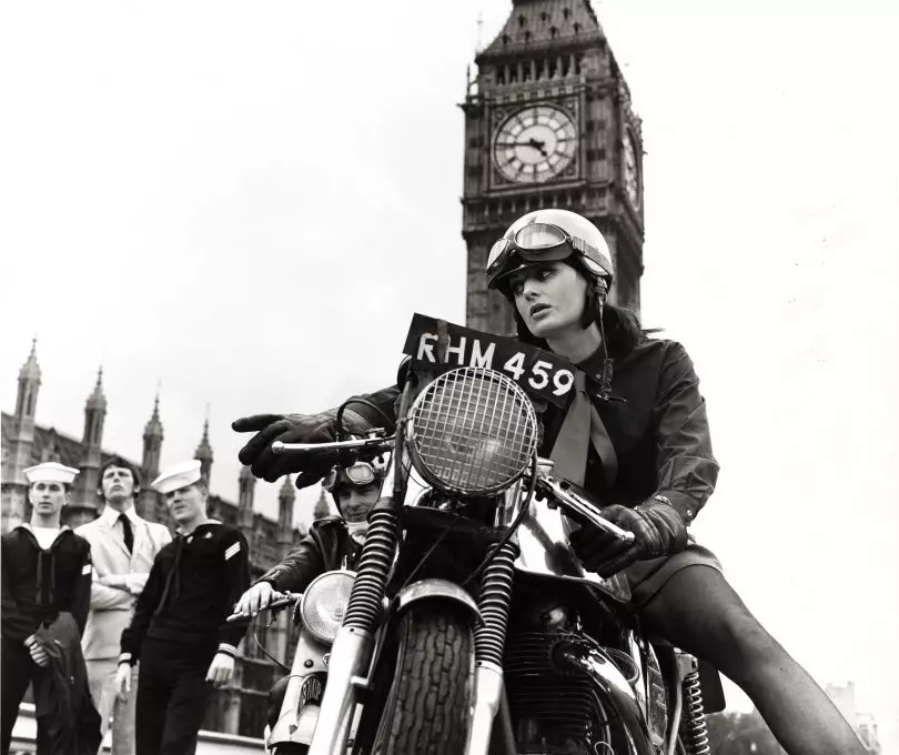 Longe dos tempos, Renee na ponte de Westminster © Frank Habicht 2018