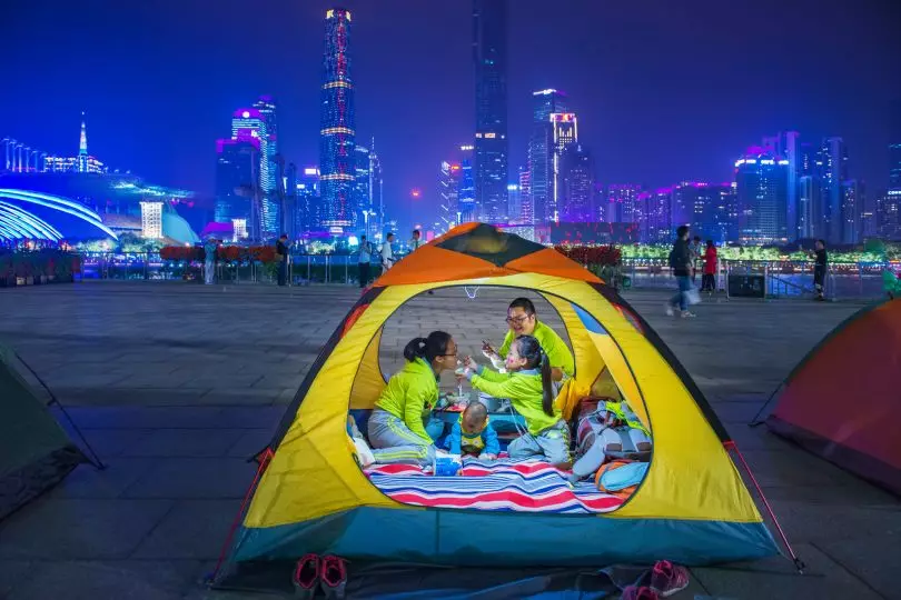 City Camping troch Zhou Dainan. © Zhou Dainan, Sina, Shortlist, Iepen, Street Photography (Iepen konkurrinsje), 2019 Sony World Photography Awards