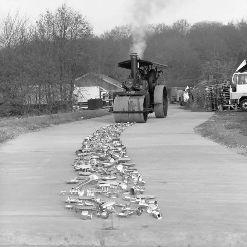 Cornelia Parker, Tiga Puluh Keping Perak, 1988 (kerja sedang dijalankan).