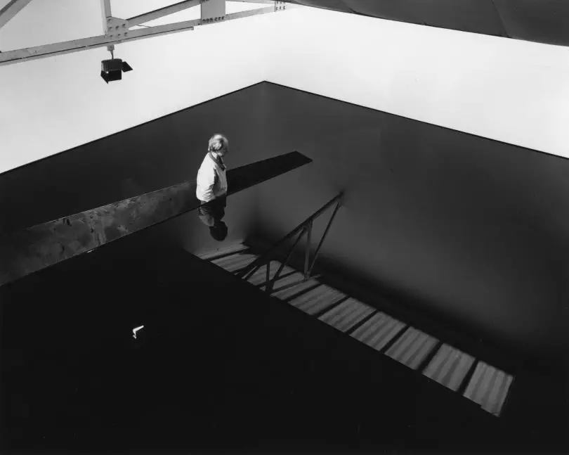 Richard Wilson, stoji u originalnoj instalaciji 20:50, Mattova galerija, London, 1987.