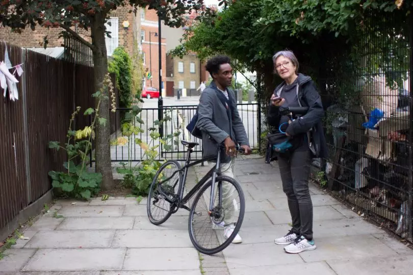 Penny Woolcock, foto dèyè sèn nan Lè menm wout la se yon wout diferan (2018). Foto pa Ravi Lloyd.Imaj koutwazi atis la.