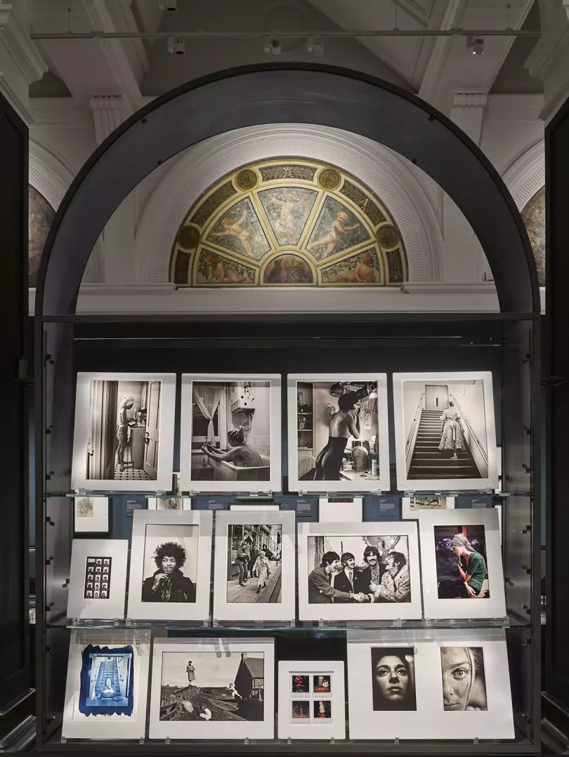 V&A фотография үзәге - Линда МакКартни һәм Мэри МакКартни фотосурәтләрен күрсәтүче очрак, галерея 101 © Вил Прайс