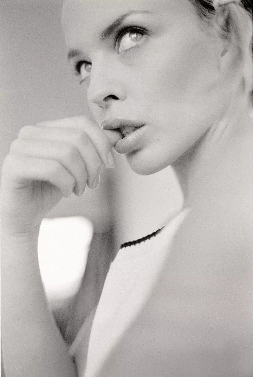 Kylie Minogue, Ladang kapur, 1994. © Derek Ridgers