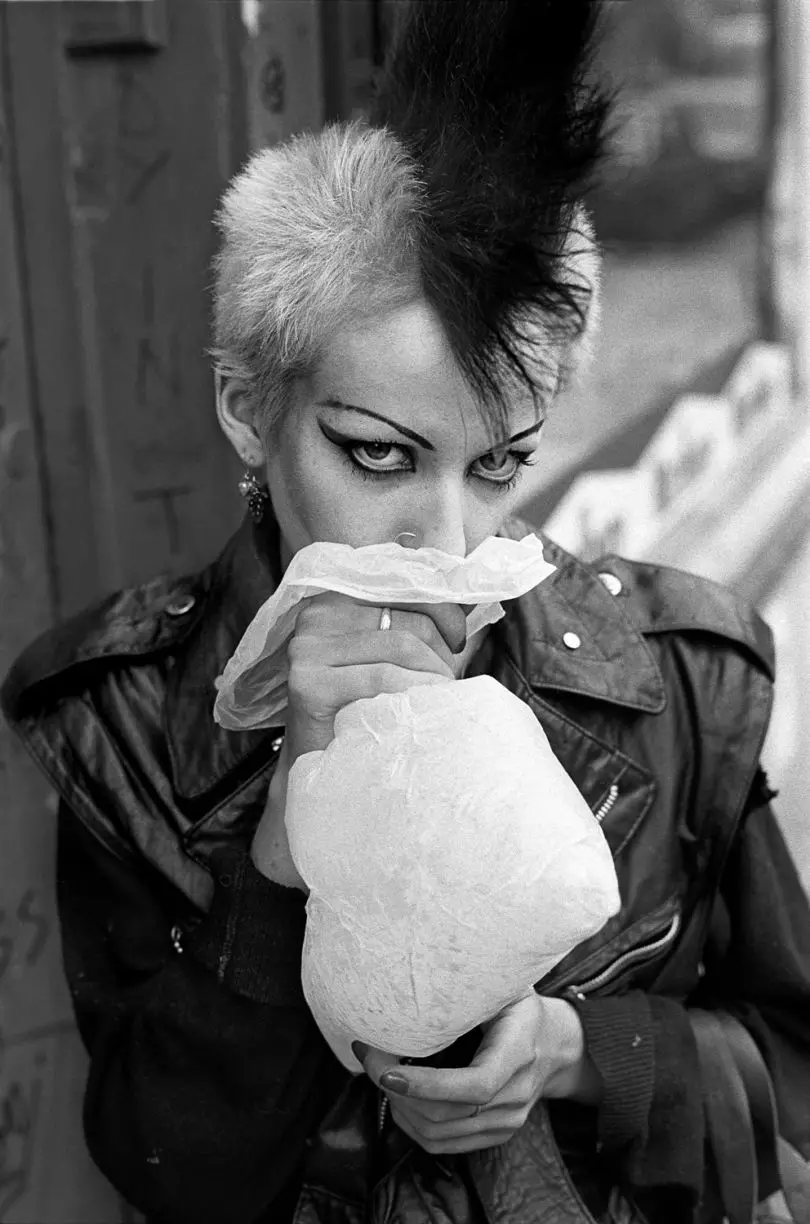 Sniffing de cola, Soho, 1981. © Derek Ridgers