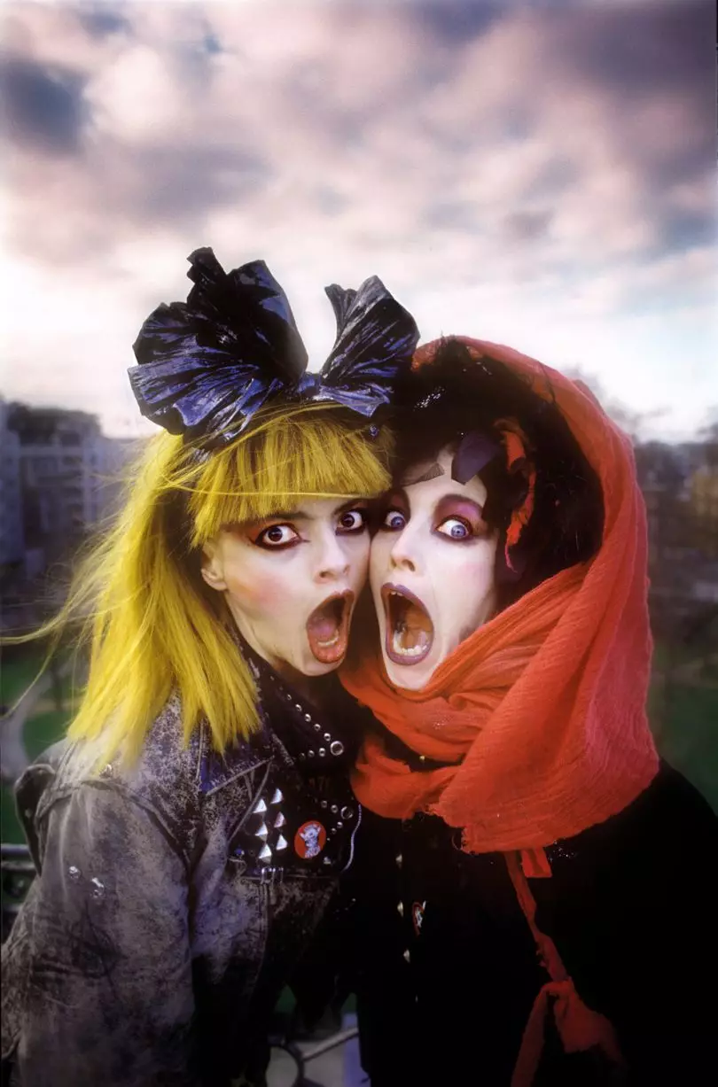 Nina Hagen jeung Lene Lovich, Cavendish Square Kebon, 1987. © Derek Ridgers