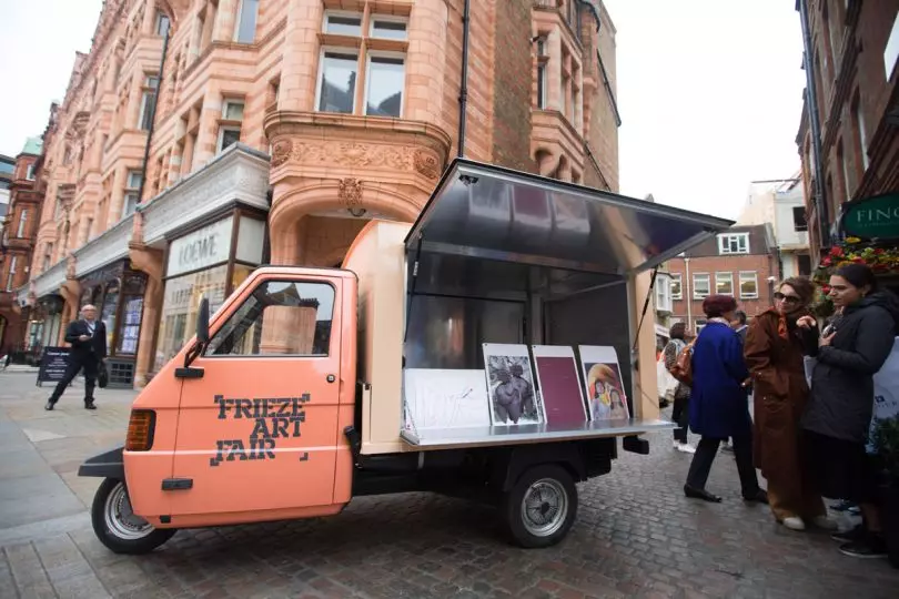 Cetakan edisi terhad oleh empat artis wanita terkemuka tersedia secara eksklusif di Mount Street London 6349_3