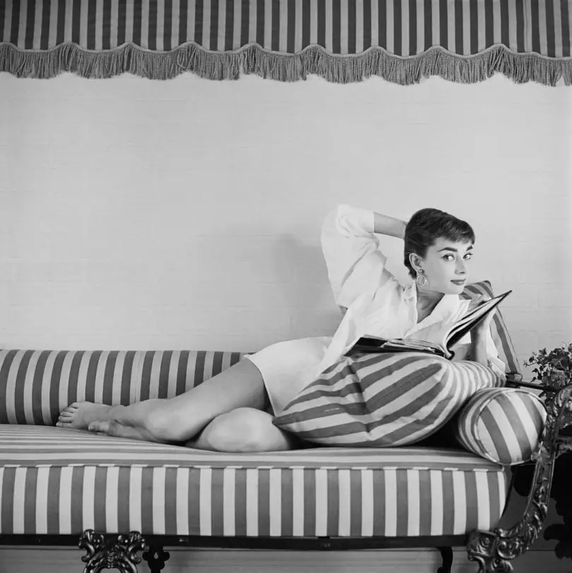 这张马克·肖拍摄的照片摘自 1954 年 4 月 19 日首次出版的《生活》杂志国际期刊的封面。奥黛丽在家的躺椅上，1954 年，马克·肖 © Mark Shaw / mptvimages.com