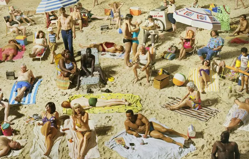 Crowd # 3 (Pelican Beach), 2013 © Alex Prager Studio and Lehmann Maupin, New York and Hong Kong. ھۆرمەت بىلەن ئالېكىس پراگېر ستۇدىيىسى ، لېخمان ماۋپىن ، نيۇ-يورك ۋە شياڭگاڭ.