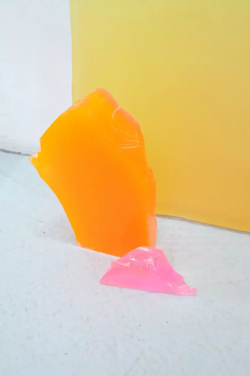 Fluorescerende fragmenten: Devra Freelander vernietigt een van haar sculpturen om nieuwe kunstwerken te maken 6383_13