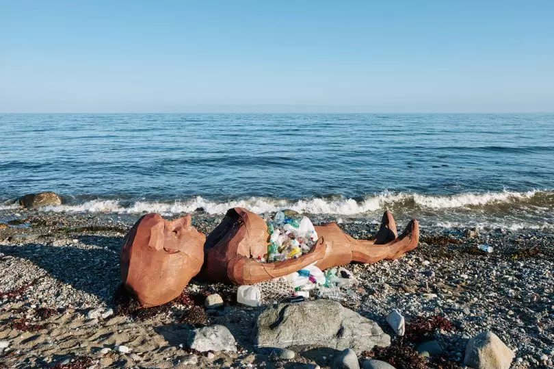 A 20-foot sculpture of Prime Minister Theresa May washes up on a British beach 6385_1