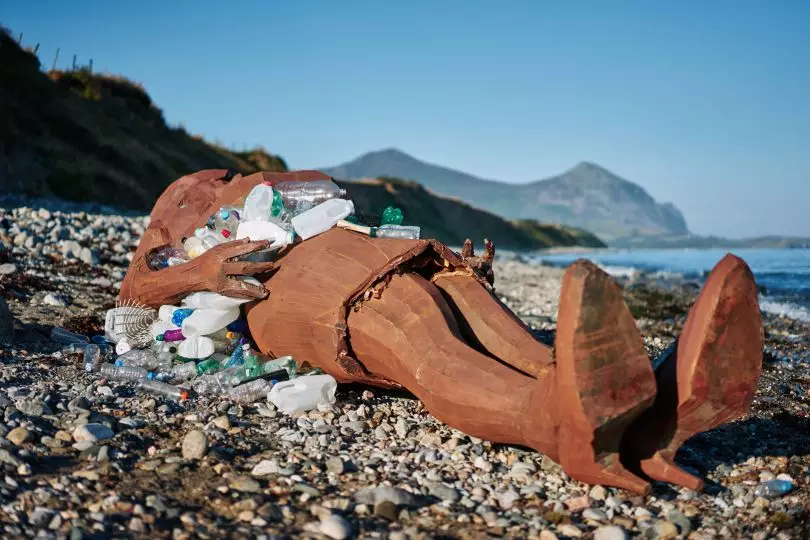 Een 6 meter hoog beeldhouwwerk van premier Theresa May spoelt aan op een Brits strand 6385_2