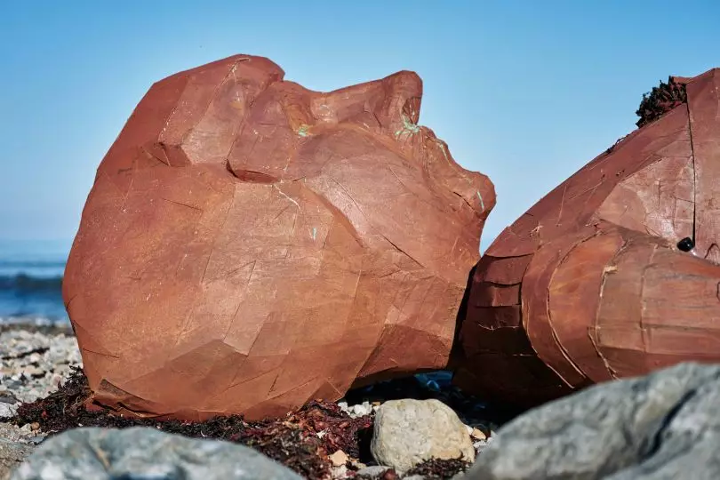 En 20 fot lång skulptur av premiärminister Theresa May sköljer upp på en brittisk strand 6385_4