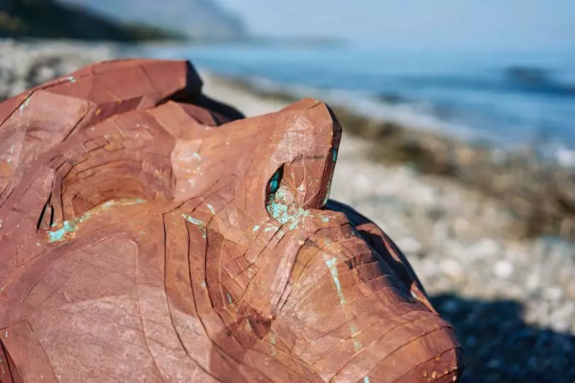 Een 6 meter hoog beeldhouwwerk van premier Theresa May spoelt aan op een Brits strand 6385_5