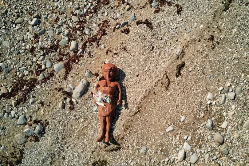 A 20-foot sculpture of Prime Minister Theresa May washes up on a British beach 6385_7