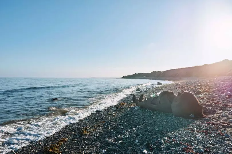 A 20-foot sculpture of Prime Minister Theresa May washes up on a British beach 6385_8