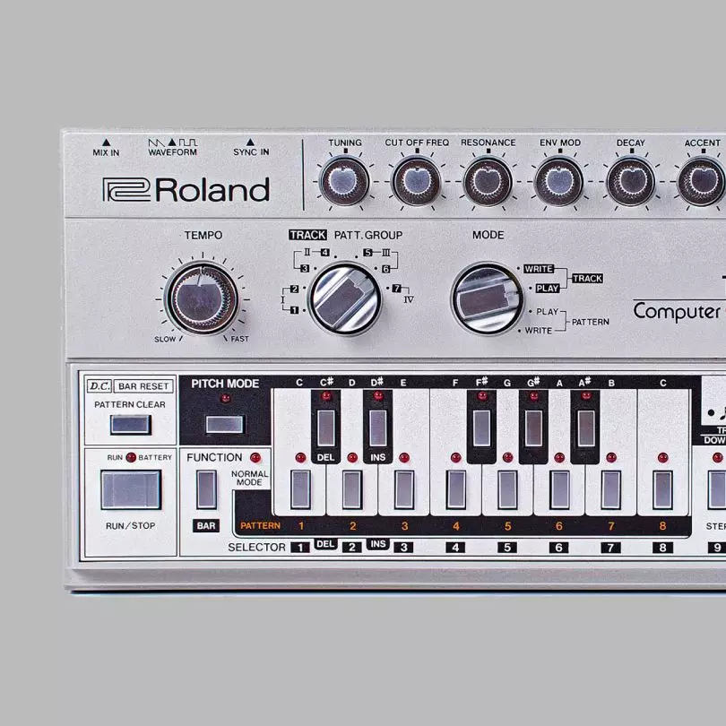 Yuri Suzuki amakondwerera Tsiku la 303 ndikusinthanso kwa digito kwa zida zapamwamba za Roland synthesizer 639_6