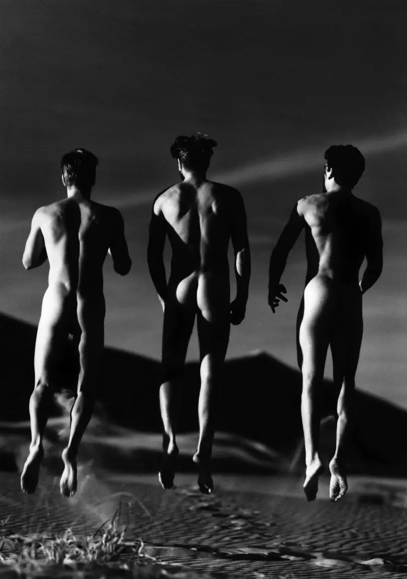 Three Boys Jumping、Kelso Dunes、1991年。©Gre