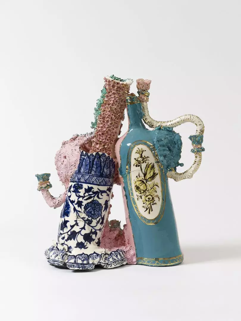 Francesca DiMattio Sevres vas Bobèches, 2012 Lapisan atas dan lapisan bawah dengan kilau emas pada porselen 57,2 x 52,1 x 30,5 cm © Francesca DiMattio, 2012 Gambar milik Saatchi Gallery, London