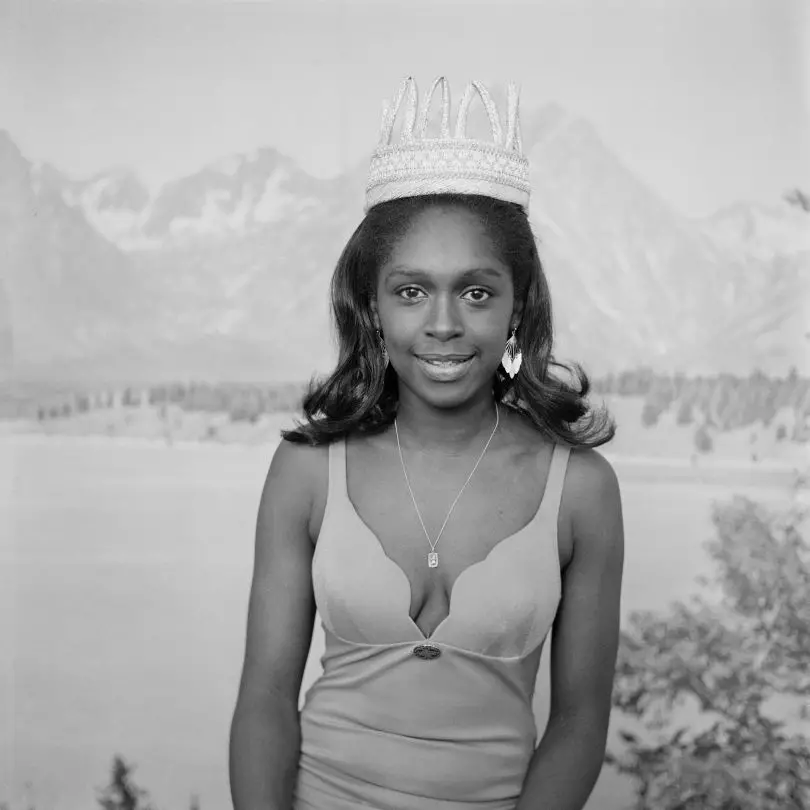 (Identifikatu gabea) Edertasun erregina atzealde alpinoaren aurrean posatzen, Londres, 1970eko hamarkadan. 'Black Beauty Pageants' zorrotik. © Raphael Albert, Autograph ABP adeitasuna