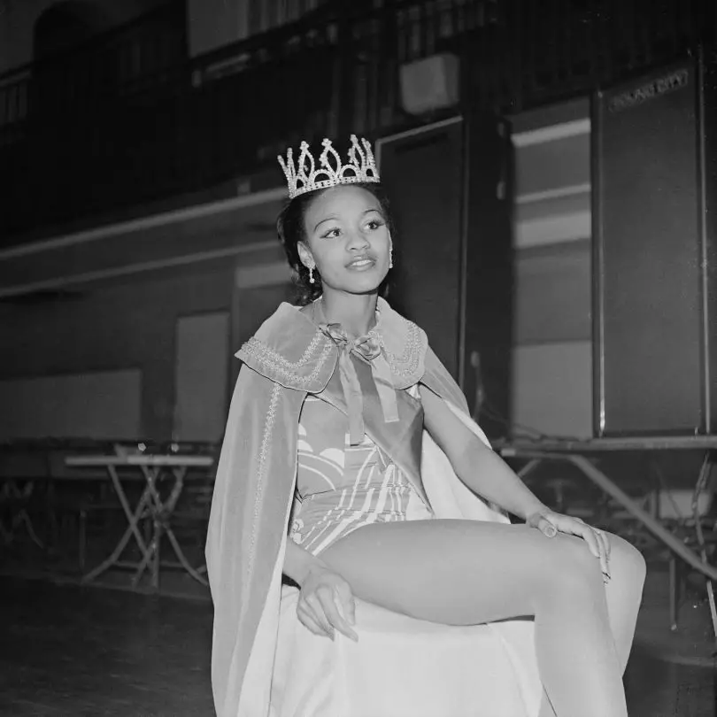 (හඳුනා නොගත්) රූ රැජින, ලන්ඩන්, 1970 ගණන්වල. 'Black Beauty Pageants' පෝට්ෆෝලියෝවෙන්. © රෆායෙල් ඇල්බට්, අනුග්‍රහය Autograph ABP