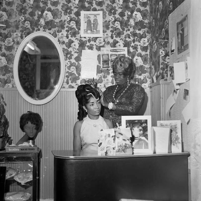 Beauty Salon, Hammersmith, London, c.1960s/70s. 'Black Beauty Pageants' පෝට්ෆෝලියෝවෙන්. © රෆායෙල් ඇල්බට්, අනුග්‍රහය Autograph ABP