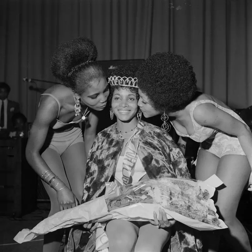 'Miss Black & Beautiful Rhona Williams gyda'i chyd-gystadleuwyr, Hammersmith Palais, Llundain, 1970au. O'r portffolio 'Black Beauty Pasiant'. Trwy garedigrwydd © Raphael Albert/Autograff ABP