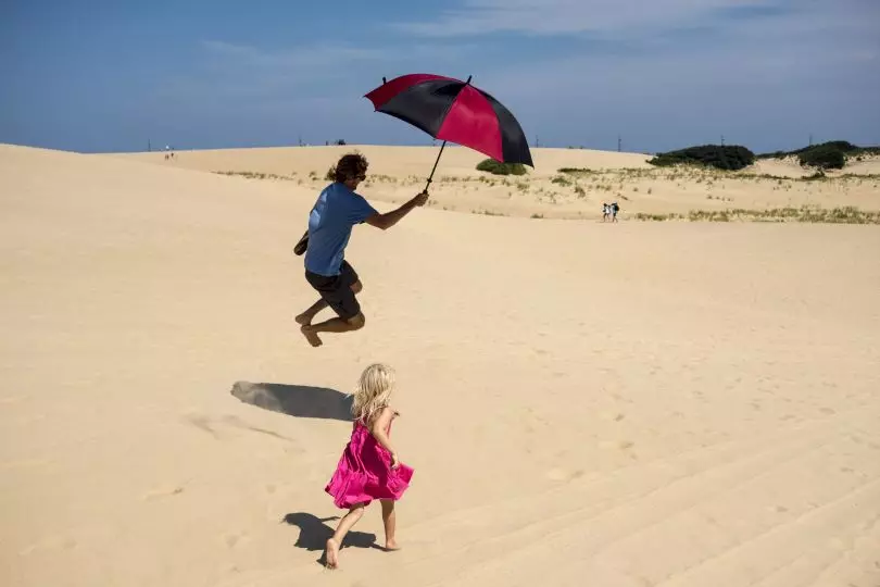 Saatos ningali samagaha panonpoé (90% totalitas) di luhur Jockey's Ridge State Park. Bank luar, Propinsi Sulawesi Tenggara, AS, 2017. © David Alan Harvey / Poto Magnum