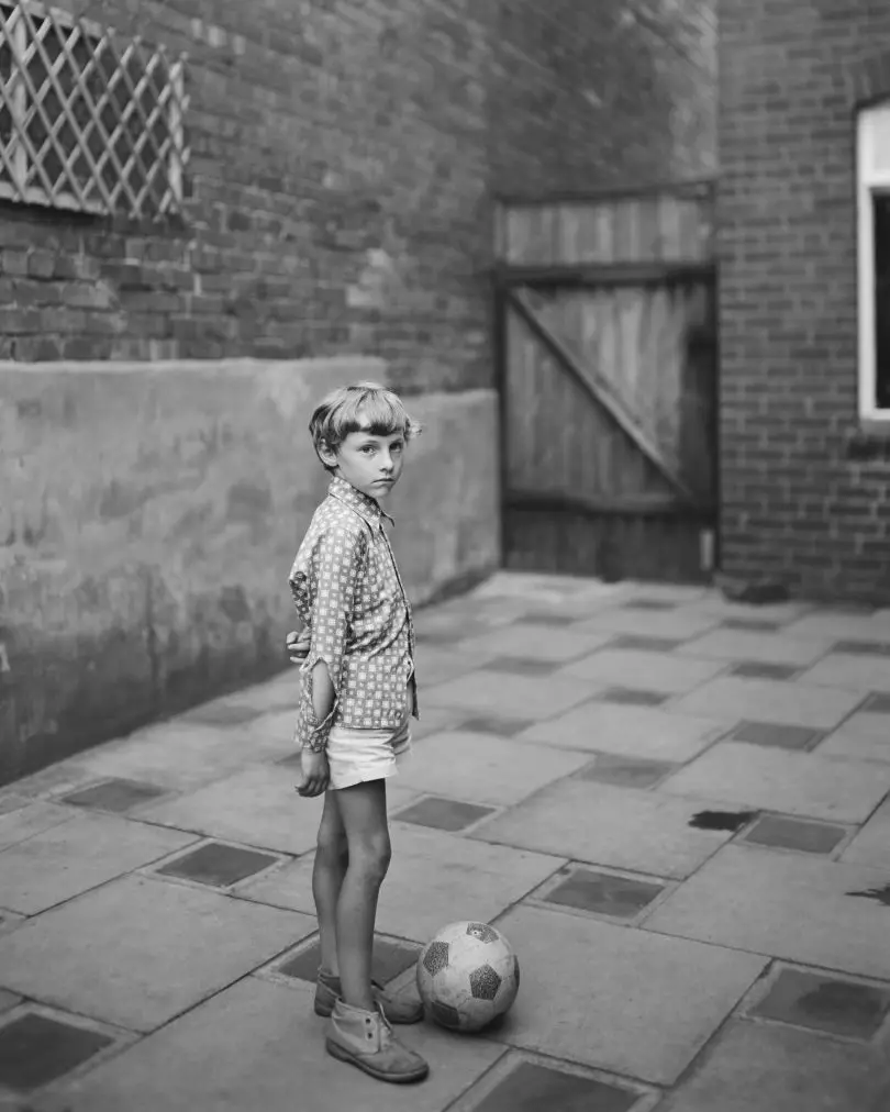 Niño con pelota, 1974 © John Myers cortesía de RRB PhotoBooks