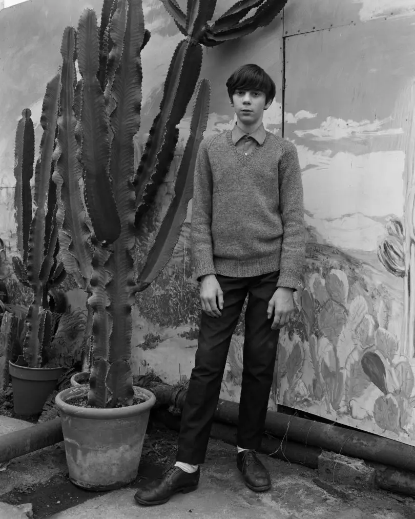 Ọmọkunrin pẹlu cactus, 1972 © John Myers iteriba RRB PhotoBooks