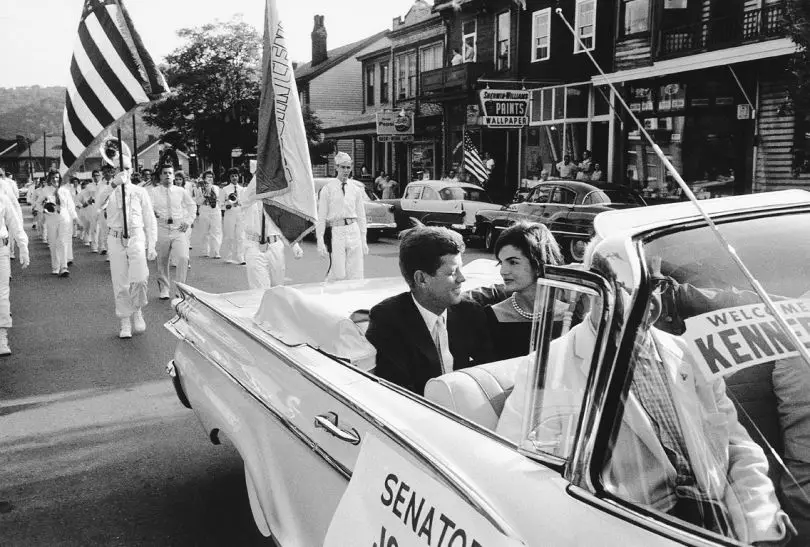 Jackie และ JFK ใน Campaign Car, Wheeling, 1959 © Mark Shaw / mptvimages.com