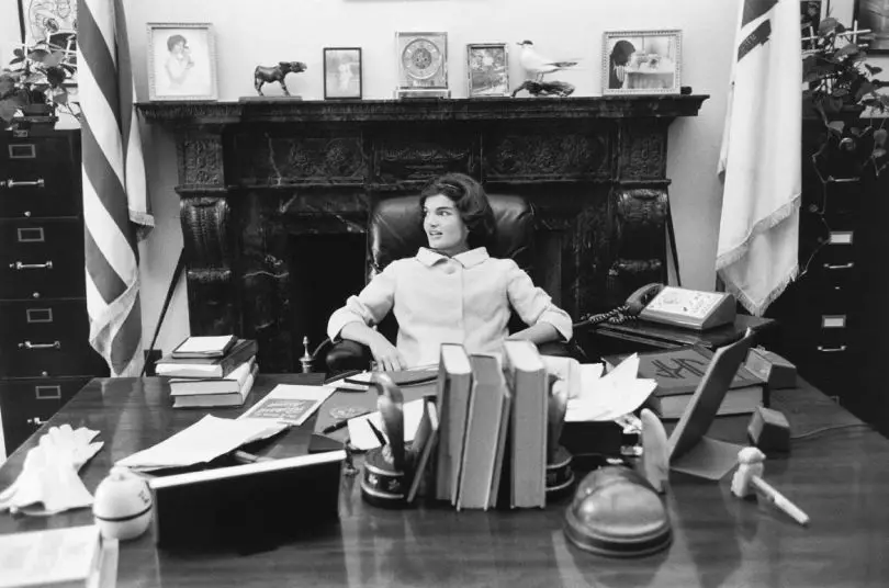 Nakaupo si Jackie sa senate desk ng JFK, Washington DC, 1959 © Mark Shaw / mptvimages.com