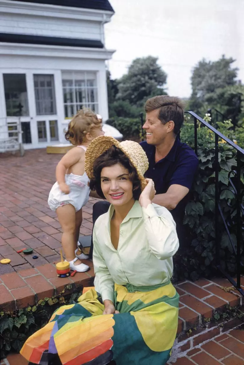 Jackie, JFK y Caroline, Hyannis Patio, 1959 © Mark Shaw / mptvimages.com