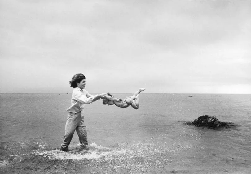 1959 年，杰基在海恩尼斯港的浅水区挥舞着卡罗琳 © Mark Shaw / mptvimages.com