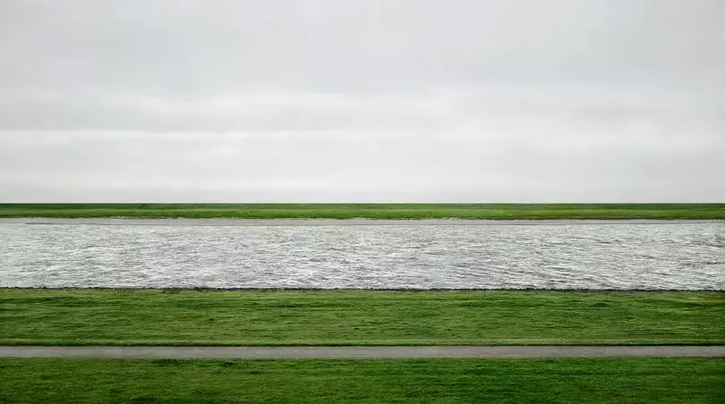 Andreas Gursky, Rhine II, 1999/2015 ইঙ্কজেট-প্রিন্ট 237.8 x 407.8 x 6.2 সেমি © Andreas Gursky/DACS, 2017। সৌজন্যে: Sprüth Magers