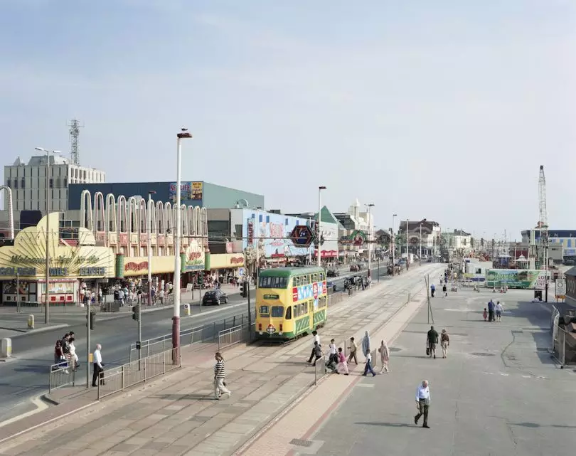 Blackpool Promenade, Lancashire, 2008ko uztailaren 24a. We English-tik © Simon Roberts, Flowers Gallery-ren adeitasuna