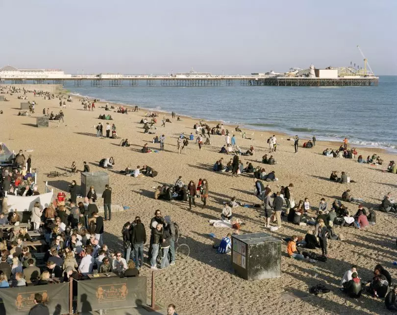 Brighton Palace Pier, Gabashin Sussex, Afrilu 2013. Daga Pierdom © Simon Roberts, Ladabi na Flowers Gallery London da New York