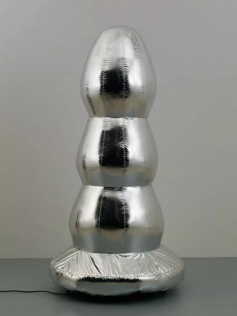 Paul McCarthy Brancusi Tree (silver) 2007 Nsalu ya mylar yodzipangira yokha, 1 yosakanikirana ndi 190 × 90 cm Mwachilolezo cha Paul McCarthy ndi Hauser & Wirth