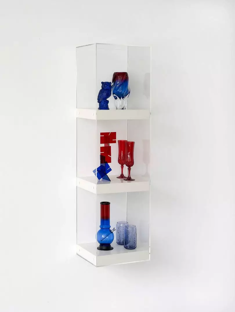 Matthew Darbyshire Untitled: Shelves No. 7 (Series 2) 2010 Resin cast owl figurine, Murano vase, acrylic desk sculpture, crystal d'arque champagne zitoliro, acrylic bong, magalasi a McDonald's Coca Cola, mashelefu, kesi ya Perspex 120 × 30 × 30 cm Mwachilolezo cha wojambulayo ndi Herald St, London