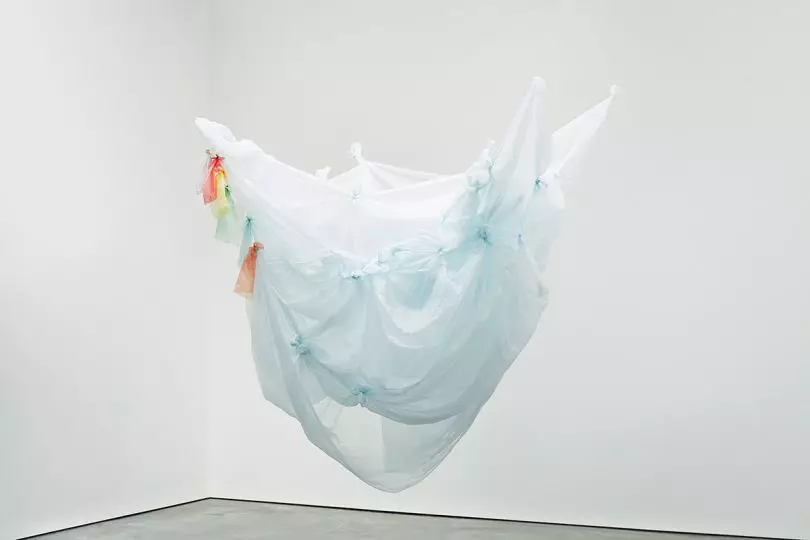 Karla Black Anafunsidwa Mosavuta 2014 Polythene, utoto wa ufa, ufa wa pulasitala, ulusi 196 × 161 × 143 cm Chithunzi chovomerezeka ndi Karla Black ndi Stuart Shave / Modern Art, London