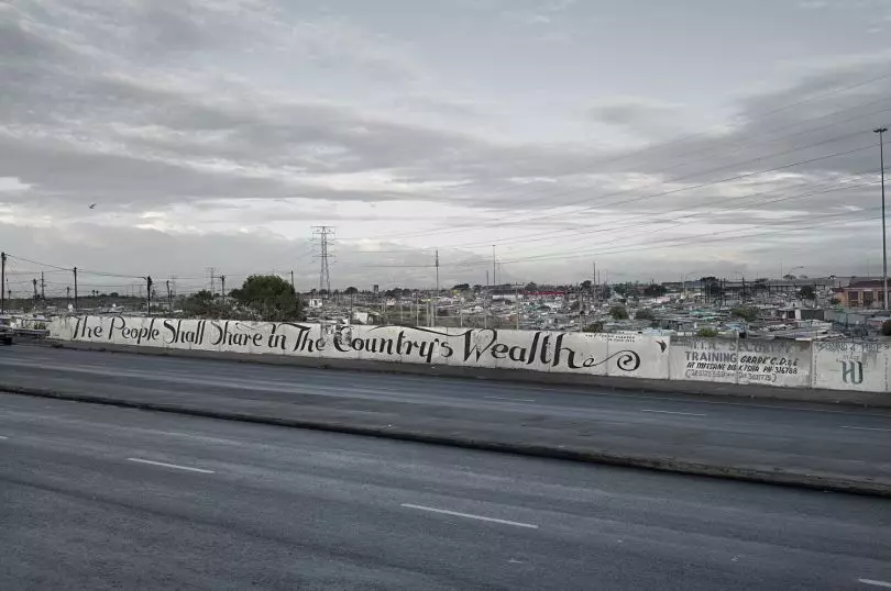 Le peuple partagera la richesse du pays, Khayelitsha, Le Cap (peinture murale de Faith47), 2015 | © David Lurie