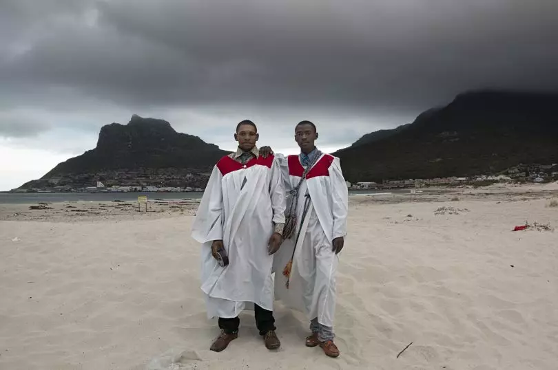 Miembros de la Iglesia de Dios de Sion, domingo por la mañana, playa de Hout Bay, 2014 | © David Lurie