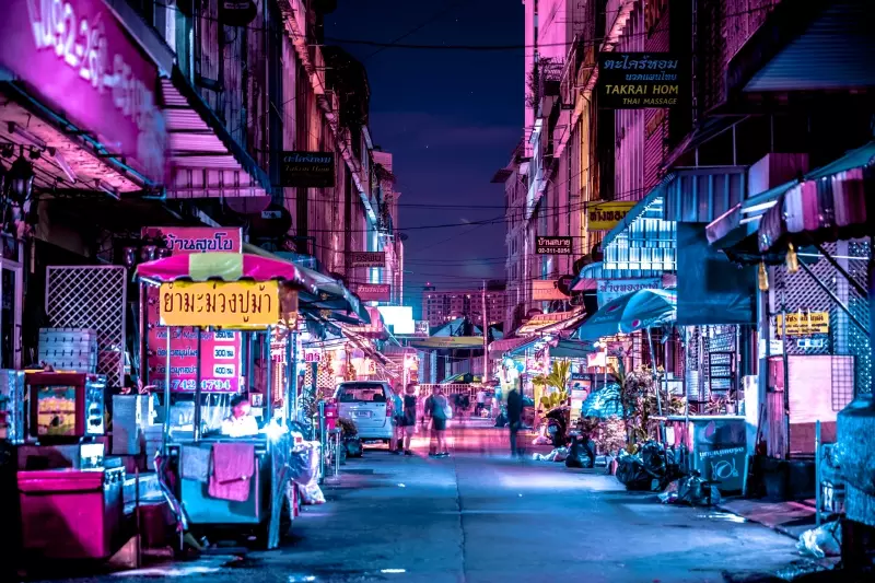 Bangkok Glow: Futuristisk fotoserie av Xavier Portela ser elektrisk ladet ut